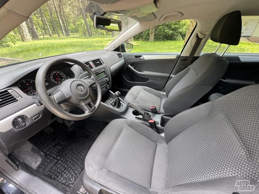 Black Volkswagen Jetta 2012 in Kaunas, with an engine capacity of 1.60 L and mileage of 270 thousand km for 3250 €, photo 11 on AUTOMOTO.COM.LV