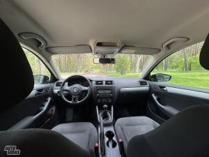 Black Volkswagen Jetta 2012 in Kaunas, with an engine capacity of 1.60 L and mileage of 270 thousand km for 3250 €, photo 12 on AUTOMOTO.COM.LV