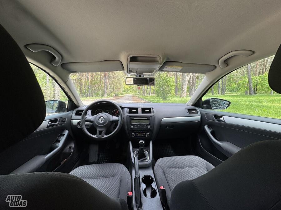 Black Volkswagen Jetta 2012 in Kaunas, with an engine capacity of 1.60 L and mileage of 270 thousand km for 3250 €, photo 12 on AUTOMOTO.COM.LV