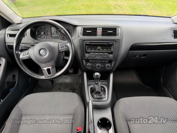 Melns Volkswagen Jetta 2012 Tallina, ar dzinēja tilpumu 1.60 L un nobraukumu 272 tūkst. km par 4290 €, foto 3 vietnē AUTOMOTO.COM.LV