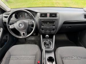 Black Volkswagen Jetta 2012 in Tallinn, with an engine capacity of 1.60 L and mileage of 272 thousand km for 4290 €, photo 3 on AUTOMOTO.COM.LV