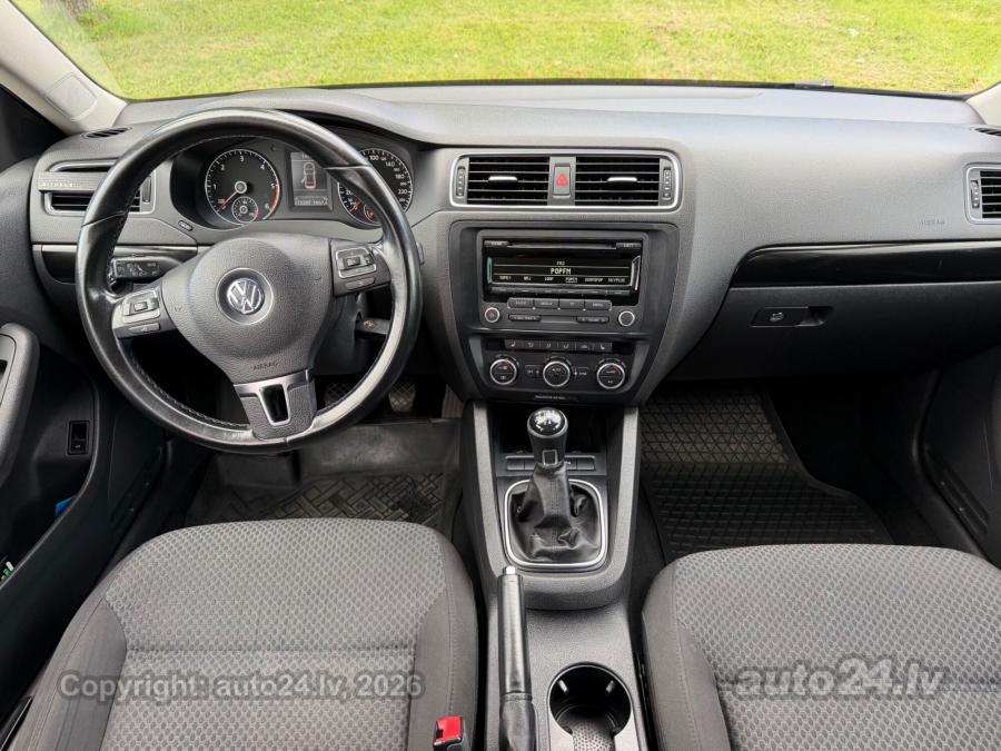 Black Volkswagen Jetta 2012 in Tallinn, with an engine capacity of 1.60 L and mileage of 272 thousand km for 4290 €, photo 3 on AUTOMOTO.COM.LV
