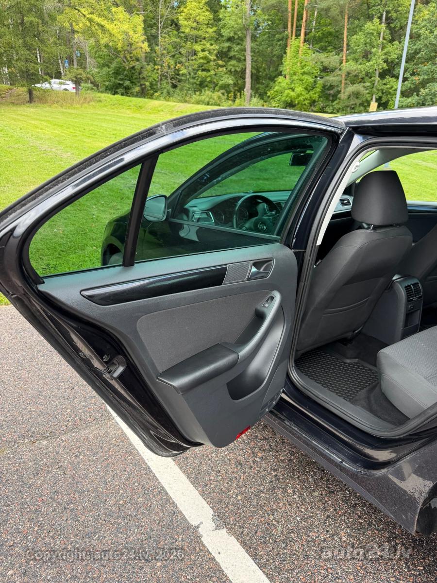 Black Volkswagen Jetta 2012 in Tallinn, with an engine capacity of 1.60 L and mileage of 272 thousand km for 4290 €, photo 4 on AUTOMOTO.COM.LV