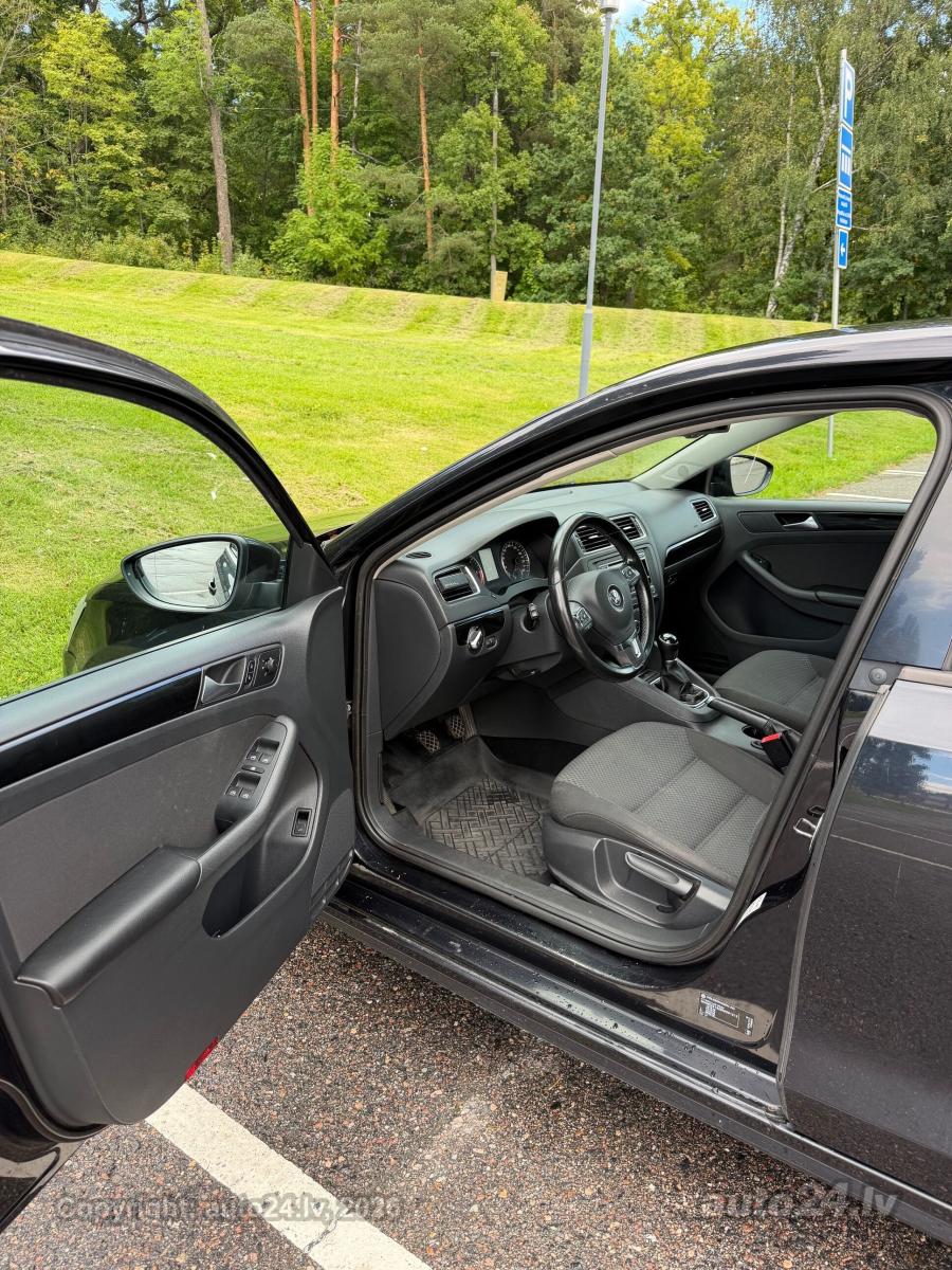 Black Volkswagen Jetta 2012 in Tallinn, with an engine capacity of 1.60 L and mileage of 272 thousand km for 4290 €, photo 5 on AUTOMOTO.COM.LV