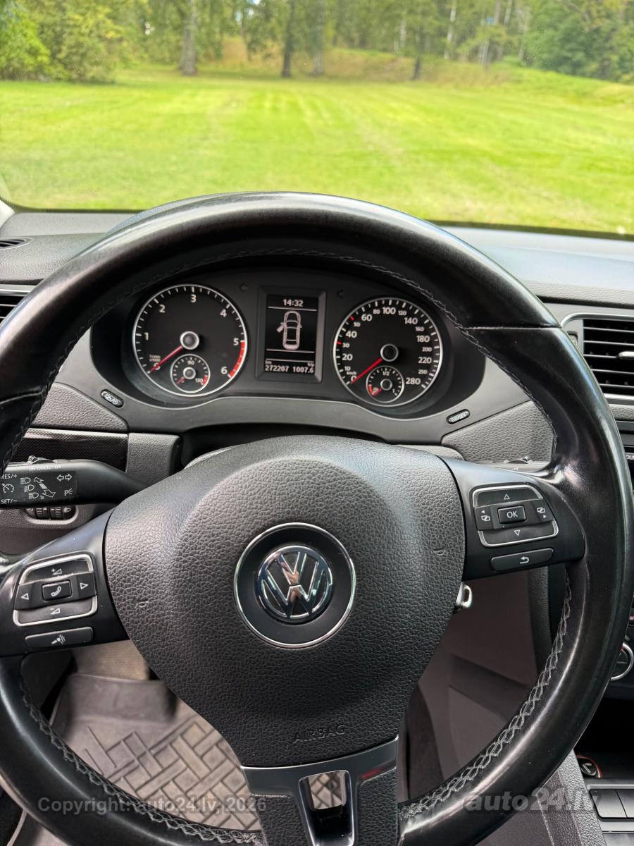 Black Volkswagen Jetta 2012 in Tallinn, with an engine capacity of 1.60 L and mileage of 272 thousand km for 4290 €, photo 7 on AUTOMOTO.COM.LV