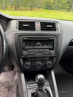 Black Volkswagen Jetta 2012 in Tallinn, with an engine capacity of 1.60 L and mileage of 272 thousand km for 4290 €, photo 8 on AUTOMOTO.COM.LV