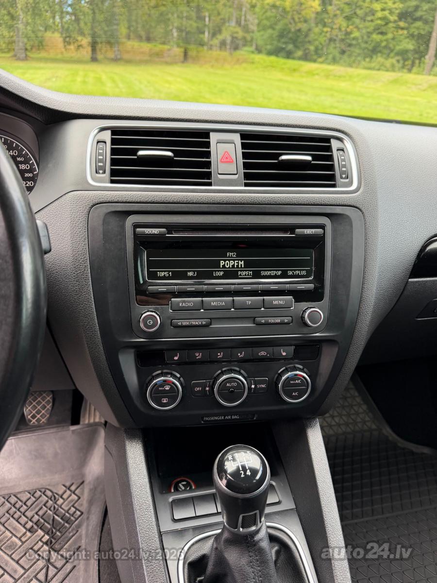 Black Volkswagen Jetta 2012 in Tallinn, with an engine capacity of 1.60 L and mileage of 272 thousand km for 4290 €, photo 8 on AUTOMOTO.COM.LV