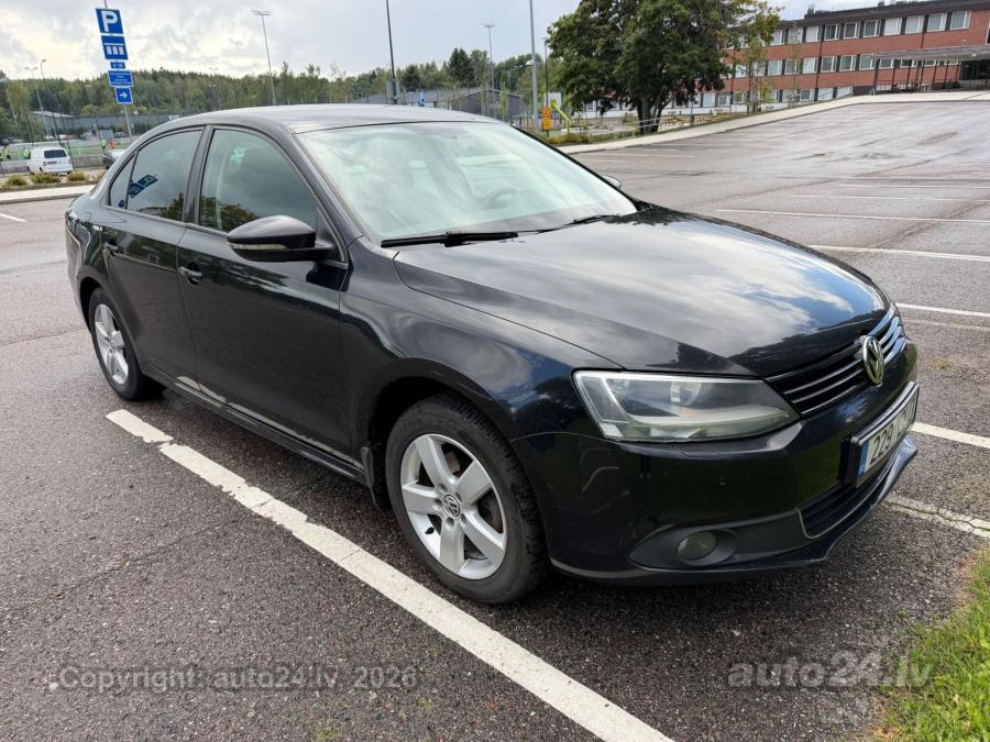 Black Volkswagen Jetta 2012 in Tallinn, with an engine capacity of 1.60 L and mileage of 272 thousand km for 4290 €, photo 12 on AUTOMOTO.COM.LV