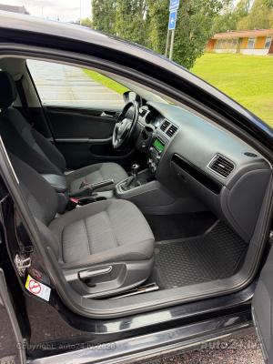Black Volkswagen Jetta 2012 in Tallinn, with an engine capacity of 1.60 L and mileage of 272 thousand km for 4290 €, photo 13 on AUTOMOTO.COM.LV