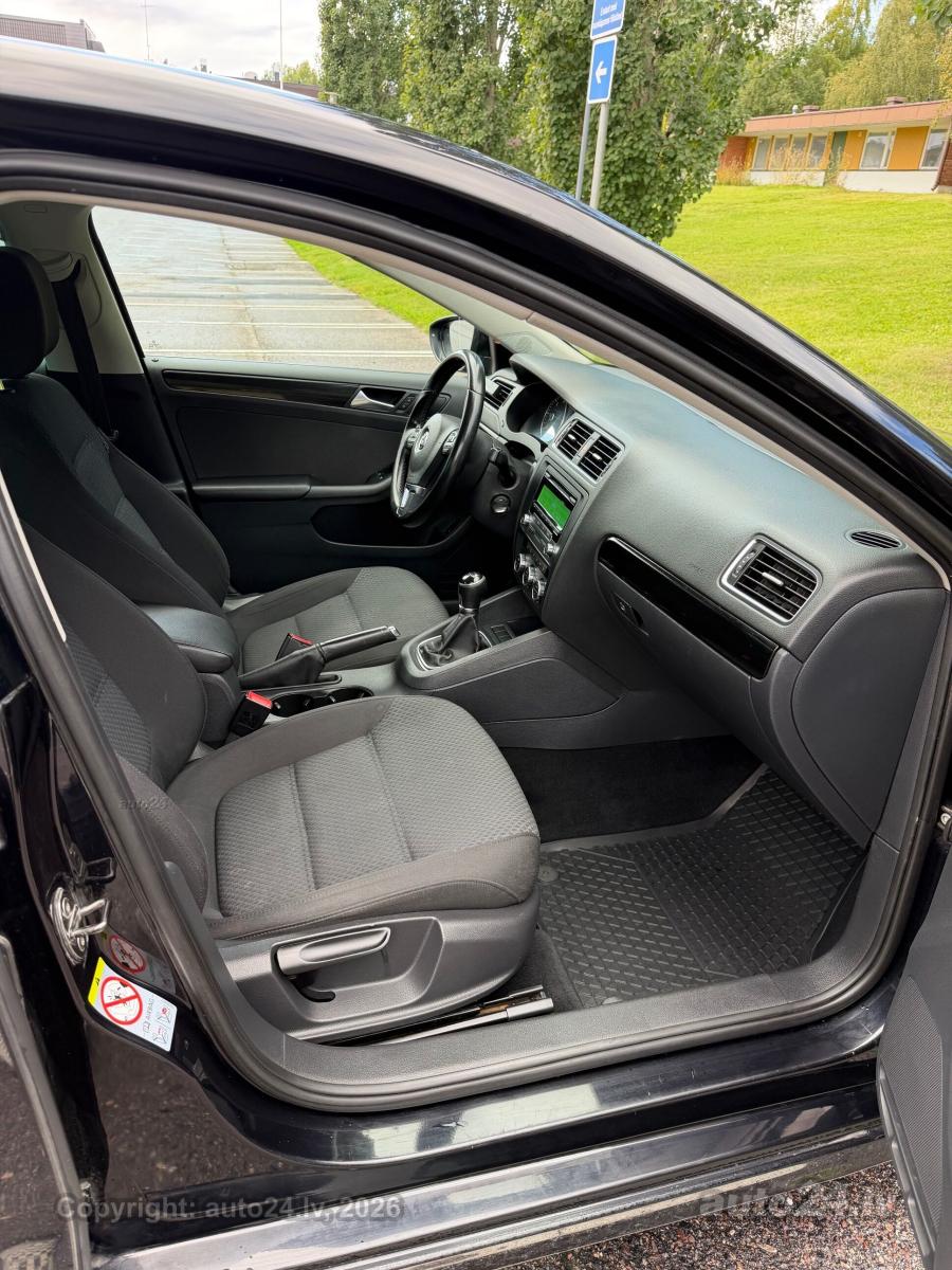 Black Volkswagen Jetta 2012 in Tallinn, with an engine capacity of 1.60 L and mileage of 272 thousand km for 4290 €, photo 13 on AUTOMOTO.COM.LV