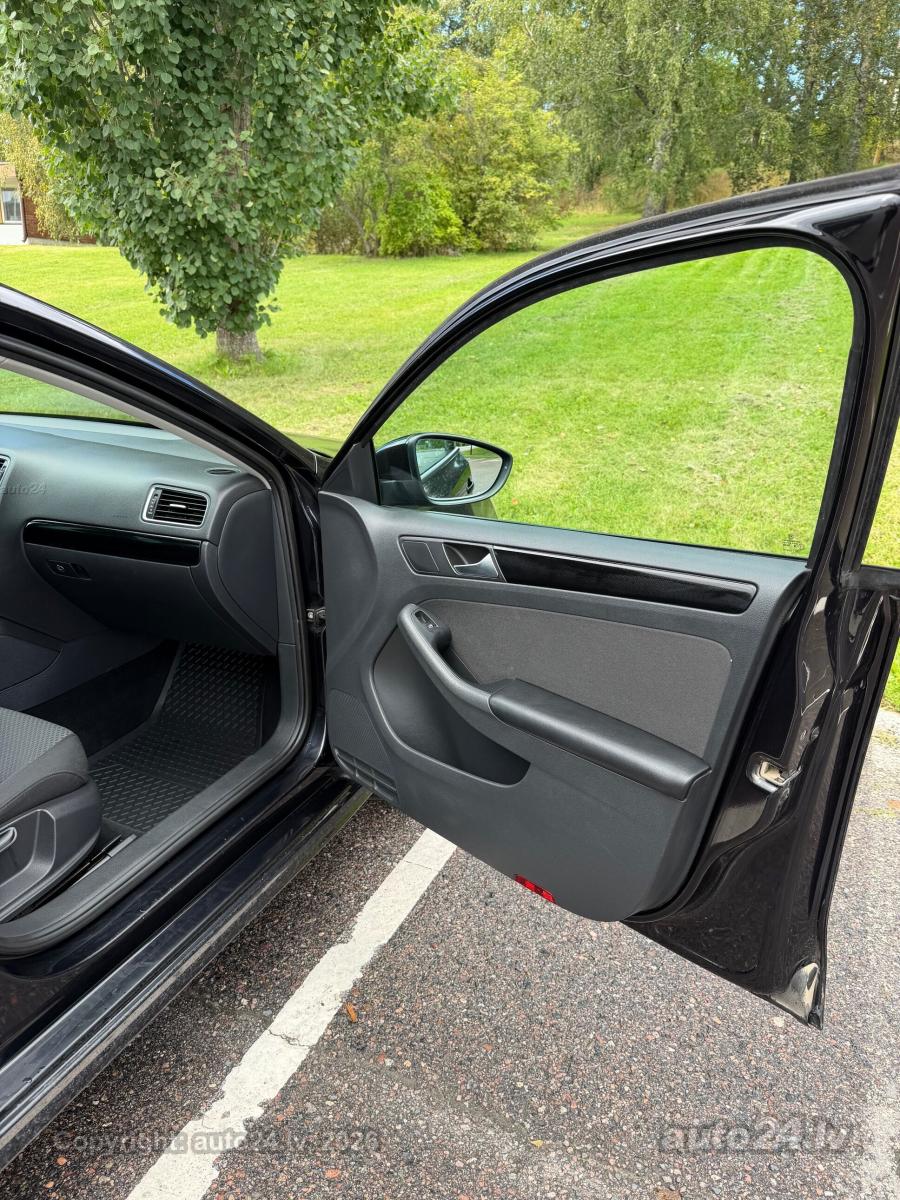Black Volkswagen Jetta 2012 in Tallinn, with an engine capacity of 1.60 L and mileage of 272 thousand km for 4290 €, photo 14 on AUTOMOTO.COM.LV