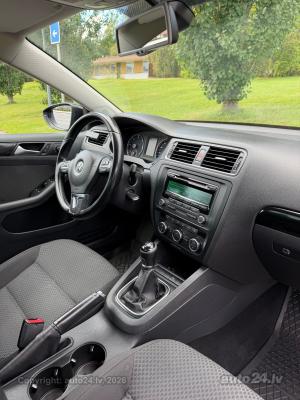 Black Volkswagen Jetta 2012 in Tallinn, with an engine capacity of 1.60 L and mileage of 272 thousand km for 4290 €, photo 15 on AUTOMOTO.COM.LV