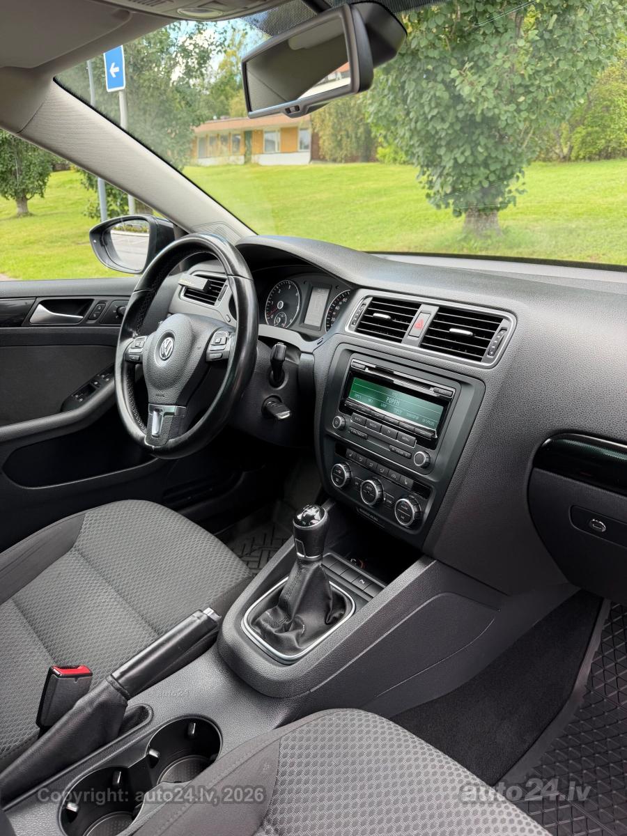 Black Volkswagen Jetta 2012 in Tallinn, with an engine capacity of 1.60 L and mileage of 272 thousand km for 4290 €, photo 15 on AUTOMOTO.COM.LV