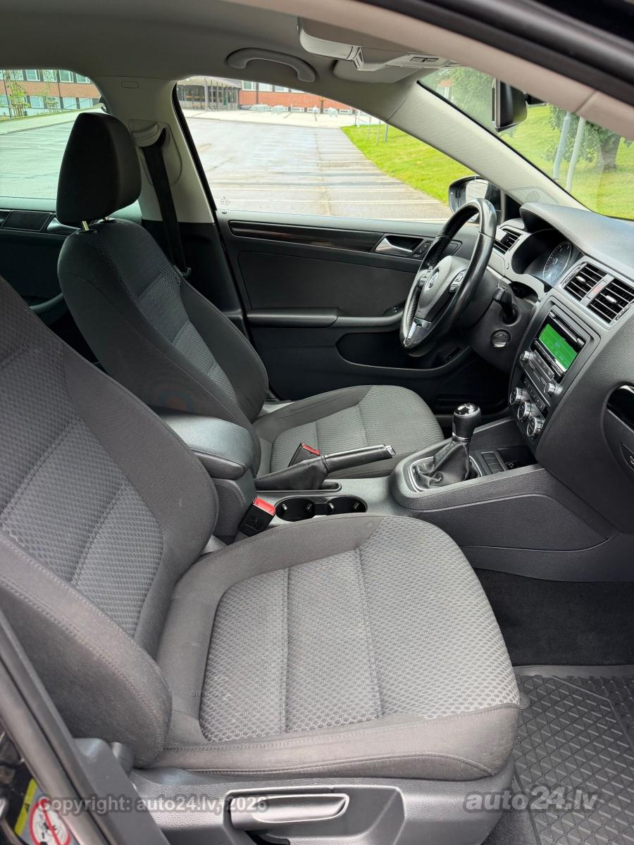 Black Volkswagen Jetta 2012 in Tallinn, with an engine capacity of 1.60 L and mileage of 272 thousand km for 4290 €, photo 16 on AUTOMOTO.COM.LV