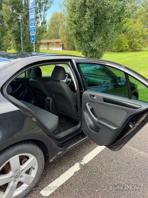 Black Volkswagen Jetta 2012 in Tallinn, with an engine capacity of 1.60 L and mileage of 272 thousand km for 4290 €, photo 17 on AUTOMOTO.COM.LV