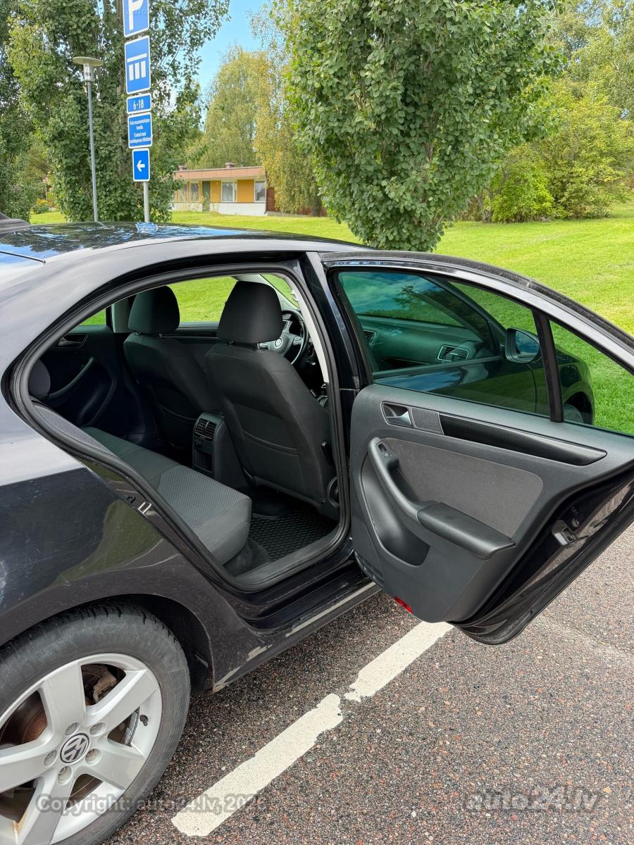Black Volkswagen Jetta 2012 in Tallinn, with an engine capacity of 1.60 L and mileage of 272 thousand km for 4290 €, photo 17 on AUTOMOTO.COM.LV