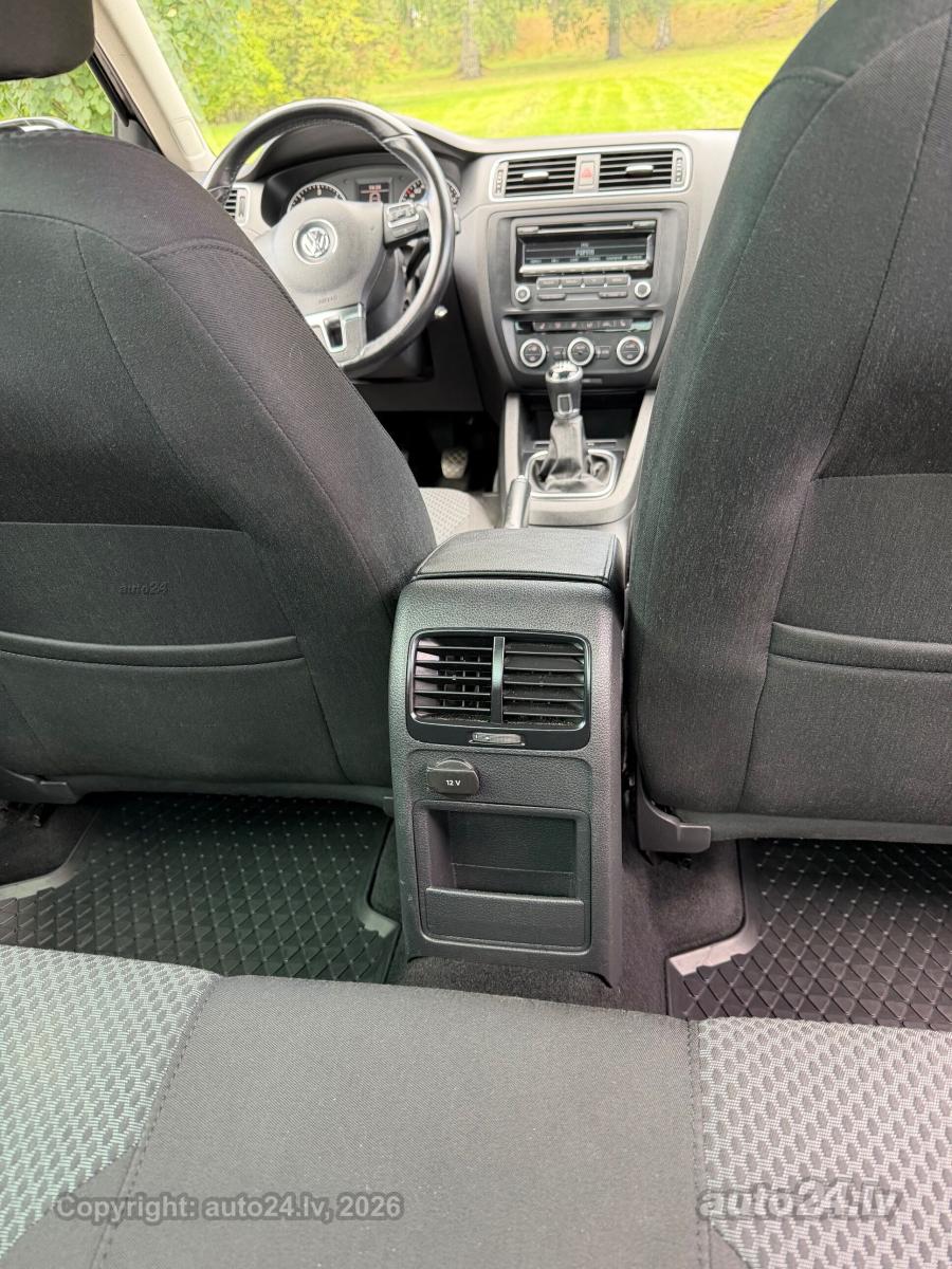 Black Volkswagen Jetta 2012 in Tallinn, with an engine capacity of 1.60 L and mileage of 272 thousand km for 4290 €, photo 19 on AUTOMOTO.COM.LV