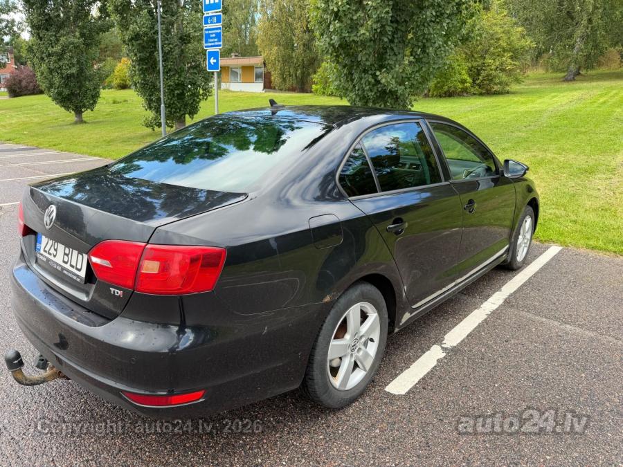 Black Volkswagen Jetta 2012 in Tallinn, with an engine capacity of 1.60 L and mileage of 272 thousand km for 4290 €, photo 20 on AUTOMOTO.COM.LV