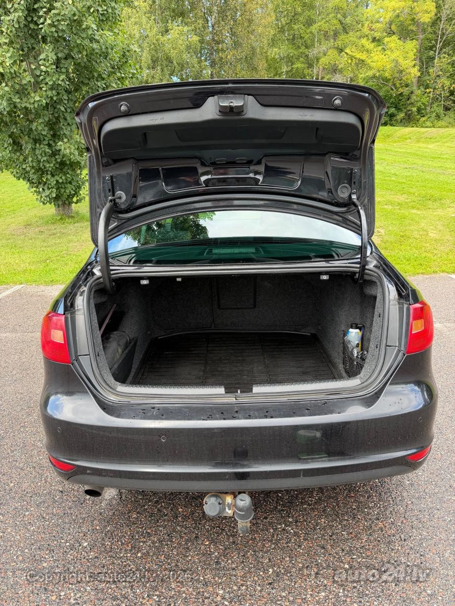 Black Volkswagen Jetta 2012 in Tallinn, with an engine capacity of 1.60 L and mileage of 272 thousand km for 4290 €, photo 22 on AUTOMOTO.COM.LV
