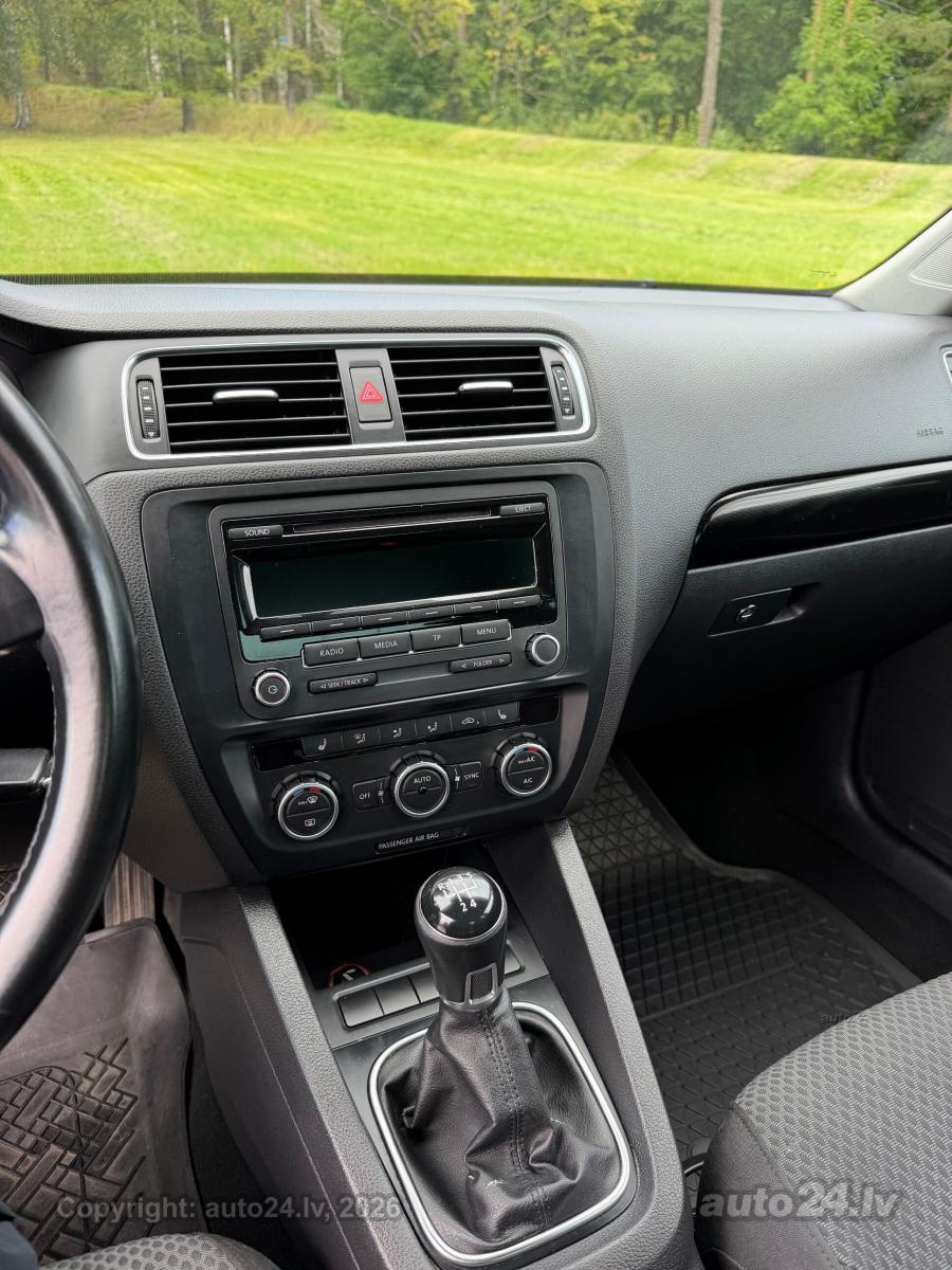Black Volkswagen Jetta 2012 in Tallinn, with an engine capacity of 1.60 L and mileage of 272 thousand km for 4290 €, photo 24 on AUTOMOTO.COM.LV