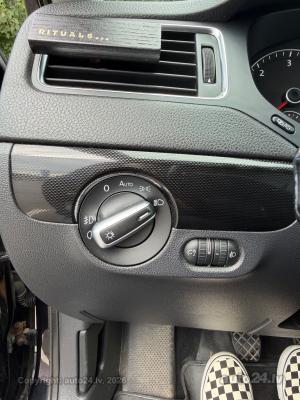 Black Volkswagen Jetta 2012 in Tallinn, with an engine capacity of 1.60 L and mileage of 272 thousand km for 4290 €, photo 26 on AUTOMOTO.COM.LV