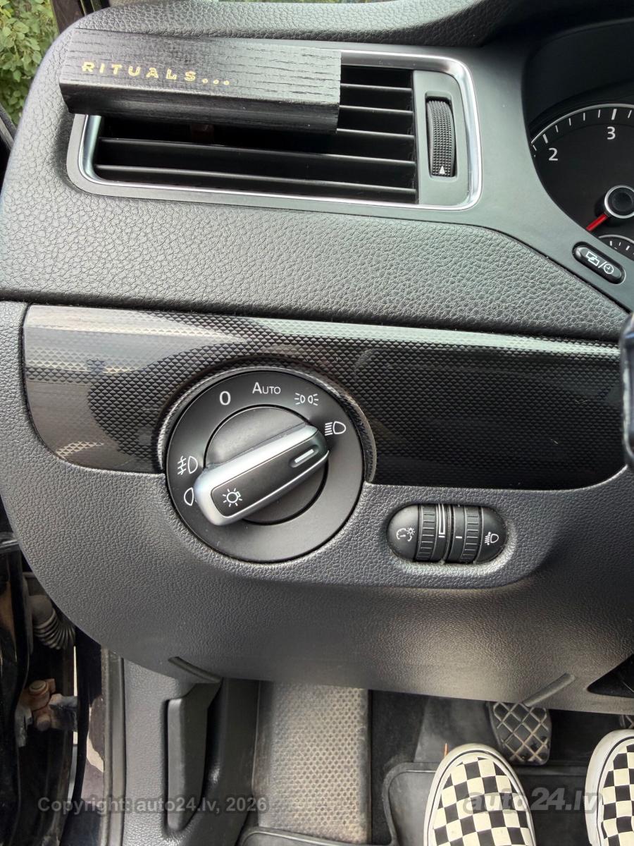 Black Volkswagen Jetta 2012 in Tallinn, with an engine capacity of 1.60 L and mileage of 272 thousand km for 4290 €, photo 26 on AUTOMOTO.COM.LV