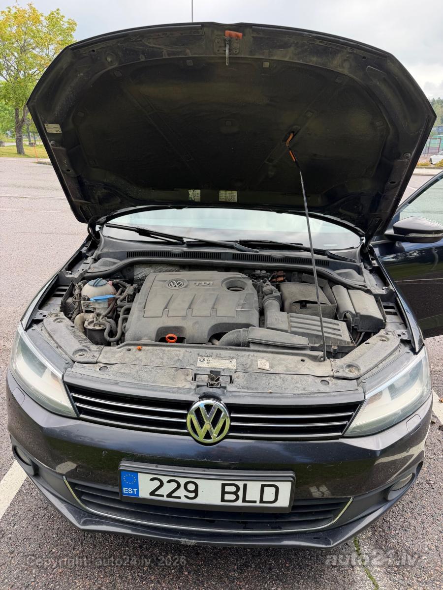Black Volkswagen Jetta 2012 in Tallinn, with an engine capacity of 1.60 L and mileage of 272 thousand km for 4290 €, photo 31 on AUTOMOTO.COM.LV