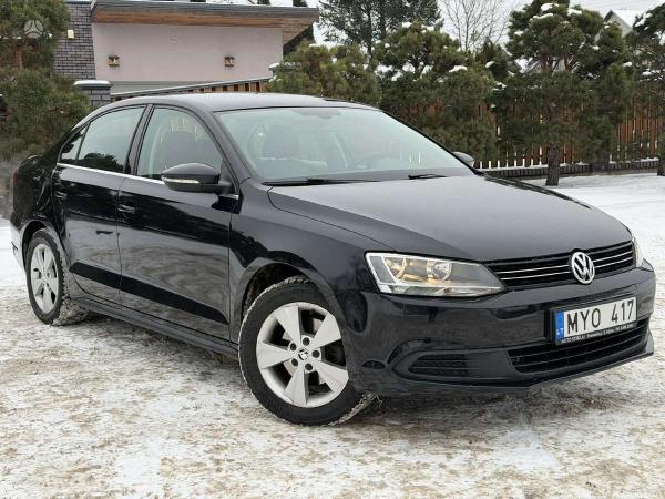 Black Volkswagen Jetta 2013 in Alytus, with an engine capacity of 1.40 L and mileage of 242 thousand km for 4350 €, photo 1 on AUTOMOTO.COM.LV
