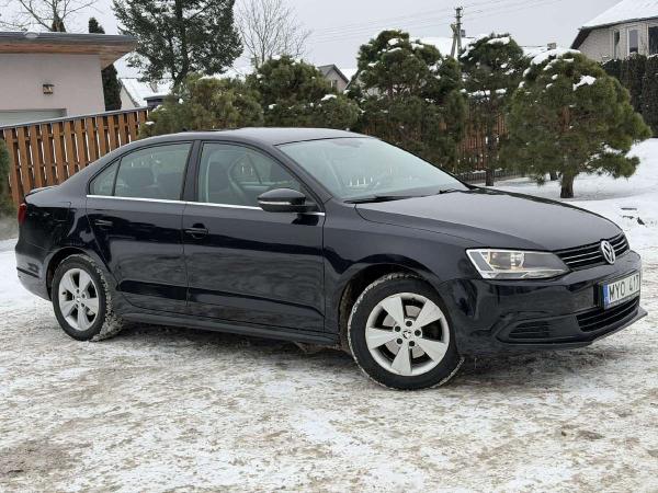 Black Volkswagen Jetta 2013 in Alytus, with an engine capacity of 1.40 L and mileage of 242 thousand km for 4350 €, photo 2 on AUTOMOTO.COM.LV