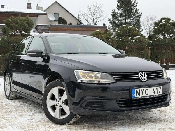Black Volkswagen Jetta 2013 in Alytus, with an engine capacity of 1.40 L and mileage of 242 thousand km for 4350 €, photo 3 on AUTOMOTO.COM.LV