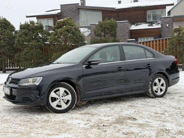 Black Volkswagen Jetta 2013 in Alytus, with an engine capacity of 1.40 L and mileage of 242 thousand km for 4350 €, photo 6 on AUTOMOTO.COM.LV