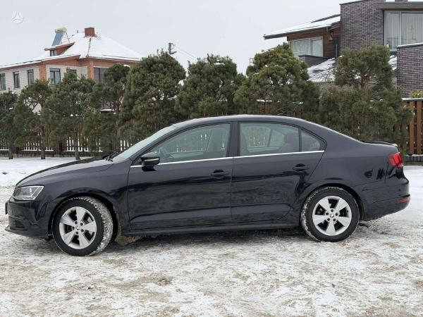 Black Volkswagen Jetta 2013 in Alytus, with an engine capacity of 1.40 L and mileage of 242 thousand km for 4350 €, photo 7 on AUTOMOTO.COM.LV