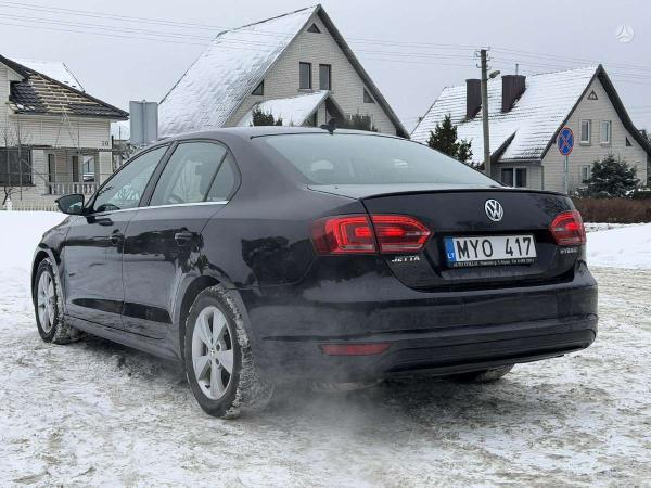 Black Volkswagen Jetta 2013 in Alytus, with an engine capacity of 1.40 L and mileage of 242 thousand km for 4350 €, photo 8 on AUTOMOTO.COM.LV