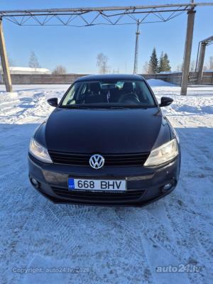 Black Volkswagen Jetta 2013 in Tallinn, with an engine capacity of 1.40 L and mileage of 235 thousand km for 5400 €, photo 8 on AUTOMOTO.COM.LV