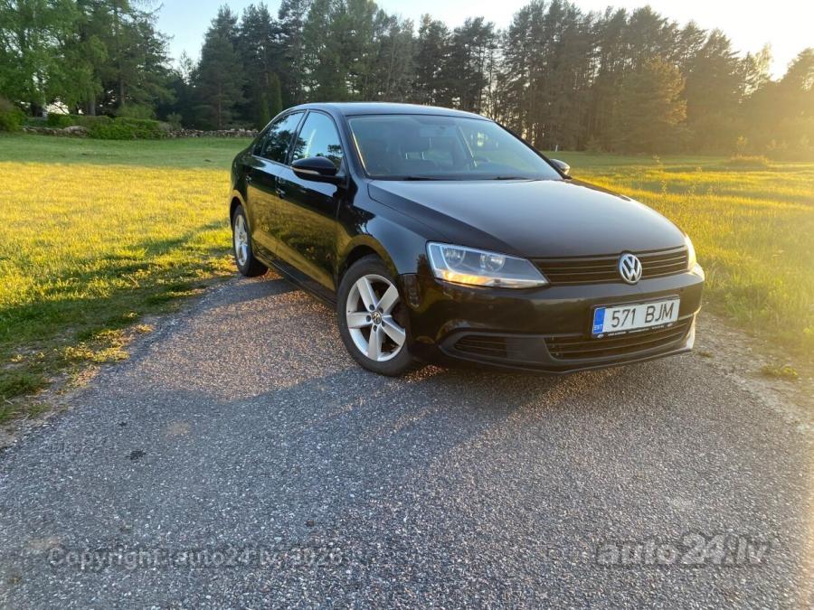 Black Volkswagen Jetta 2013 in Johvi, with an engine capacity of 1.60 L and mileage of 350 thousand km for 3100 €, photo 1 on AUTOMOTO.COM.LV