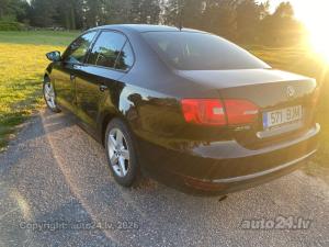 Black Volkswagen Jetta 2013 in Johvi, with an engine capacity of 1.60 L and mileage of 350 thousand km for 3100 €, photo 2 on AUTOMOTO.COM.LV