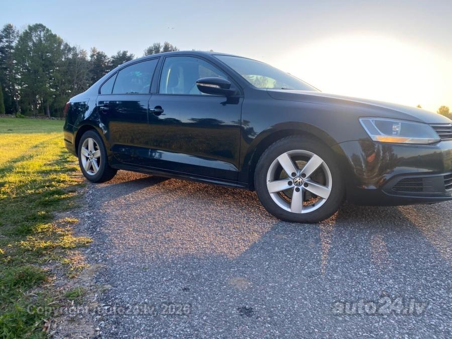 Black Volkswagen Jetta 2013 in Johvi, with an engine capacity of 1.60 L and mileage of 350 thousand km for 3100 €, photo 3 on AUTOMOTO.COM.LV