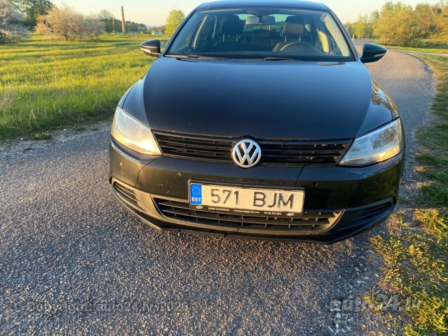 Black Volkswagen Jetta 2013 in Johvi, with an engine capacity of 1.60 L and mileage of 350 thousand km for 3100 €, photo 4 on AUTOMOTO.COM.LV