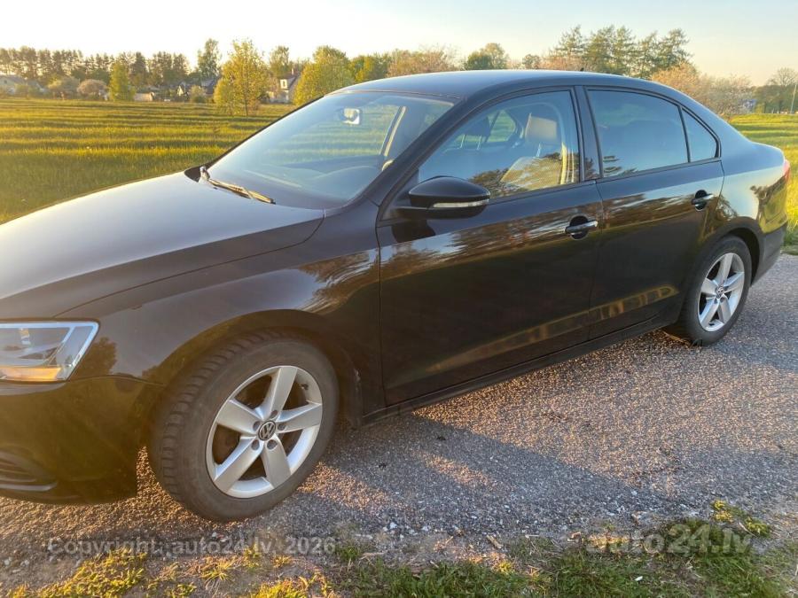 Black Volkswagen Jetta 2013 in Johvi, with an engine capacity of 1.60 L and mileage of 350 thousand km for 3100 €, photo 5 on AUTOMOTO.COM.LV