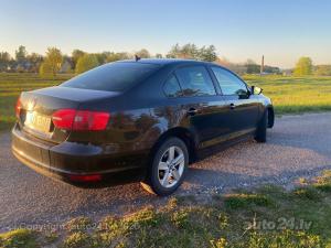 Black Volkswagen Jetta 2013 in Johvi, with an engine capacity of 1.60 L and mileage of 350 thousand km for 3100 €, photo 6 on AUTOMOTO.COM.LV