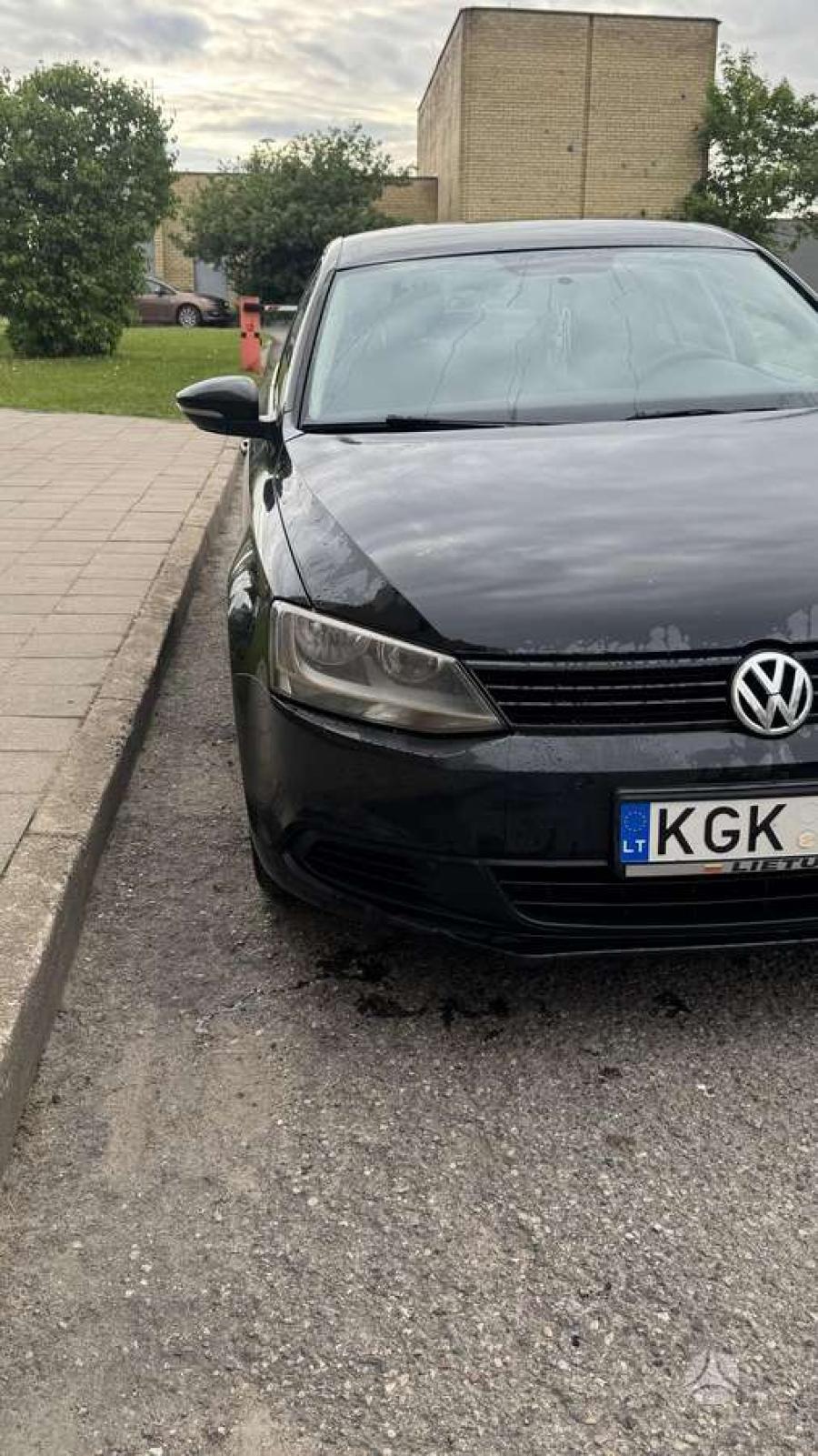 Black Volkswagen Jetta 2013 in Vilnius, with an engine capacity of 1.60 L and mileage of 289 thousand km for 3900 €, photo 3 on AUTOMOTO.COM.LV
