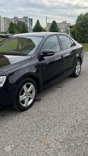 Black Volkswagen Jetta 2013 in Vilnius, with an engine capacity of 1.60 L and mileage of 289 thousand km for 3900 €, photo 4 on AUTOMOTO.COM.LV