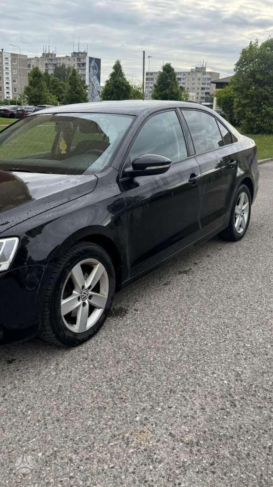 Black Volkswagen Jetta 2013 in Vilnius, with an engine capacity of 1.60 L and mileage of 289 thousand km for 3900 €, photo 4 on AUTOMOTO.COM.LV