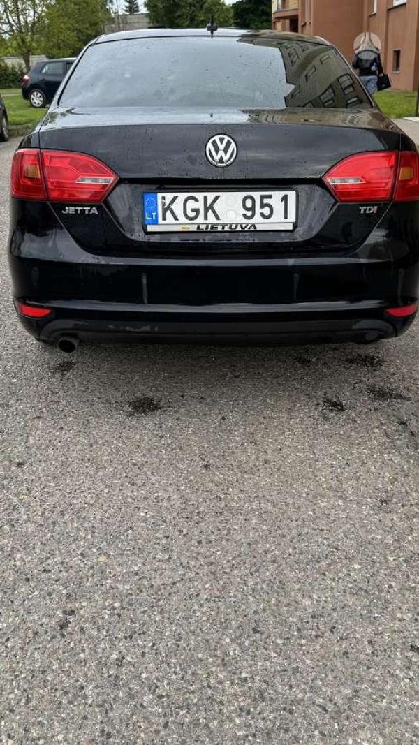Melns Volkswagen Jetta 2013 Viļņa, ar dzinēja tilpumu 1.60 L un nobraukumu 289 tūkst. km par 3900 €, foto 4 vietnē AUTOMOTO.COM.LV