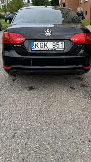 Black Volkswagen Jetta 2013 in Vilnius, with an engine capacity of 1.60 L and mileage of 289 thousand km for 3900 €, photo 5 on AUTOMOTO.COM.LV
