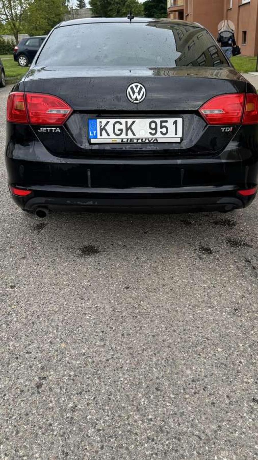 Black Volkswagen Jetta 2013 in Vilnius, with an engine capacity of 1.60 L and mileage of 289 thousand km for 3900 €, photo 5 on AUTOMOTO.COM.LV