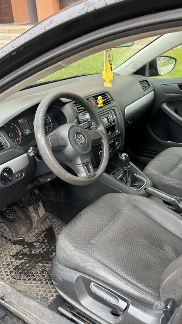 Melns Volkswagen Jetta 2013 Viļņa, ar dzinēja tilpumu 1.60 L un nobraukumu 289 tūkst. km par 3900 €, foto 5 vietnē AUTOMOTO.COM.LV