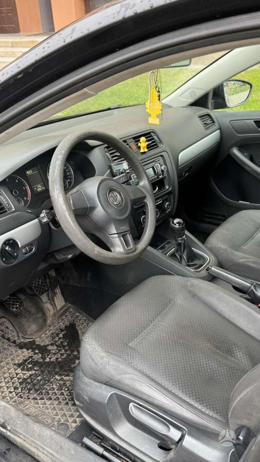 Black Volkswagen Jetta 2013 in Vilnius, with an engine capacity of 1.60 L and mileage of 289 thousand km for 3900 €, photo 6 on AUTOMOTO.COM.LV
