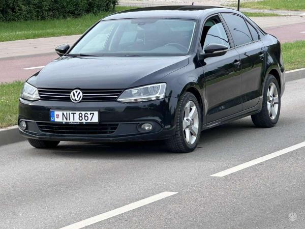 Black Volkswagen Jetta 2013 in Vilnius, with an engine capacity of 1.60 L and mileage of 184 thousand km for 4300 €, photo 3 on AUTOMOTO.COM.LV