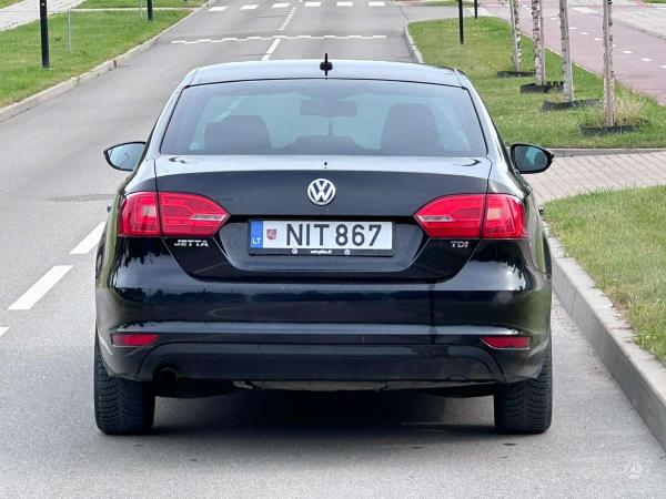 Black Volkswagen Jetta 2013 in Vilnius, with an engine capacity of 1.60 L and mileage of 184 thousand km for 4300 €, photo 6 on AUTOMOTO.COM.LV